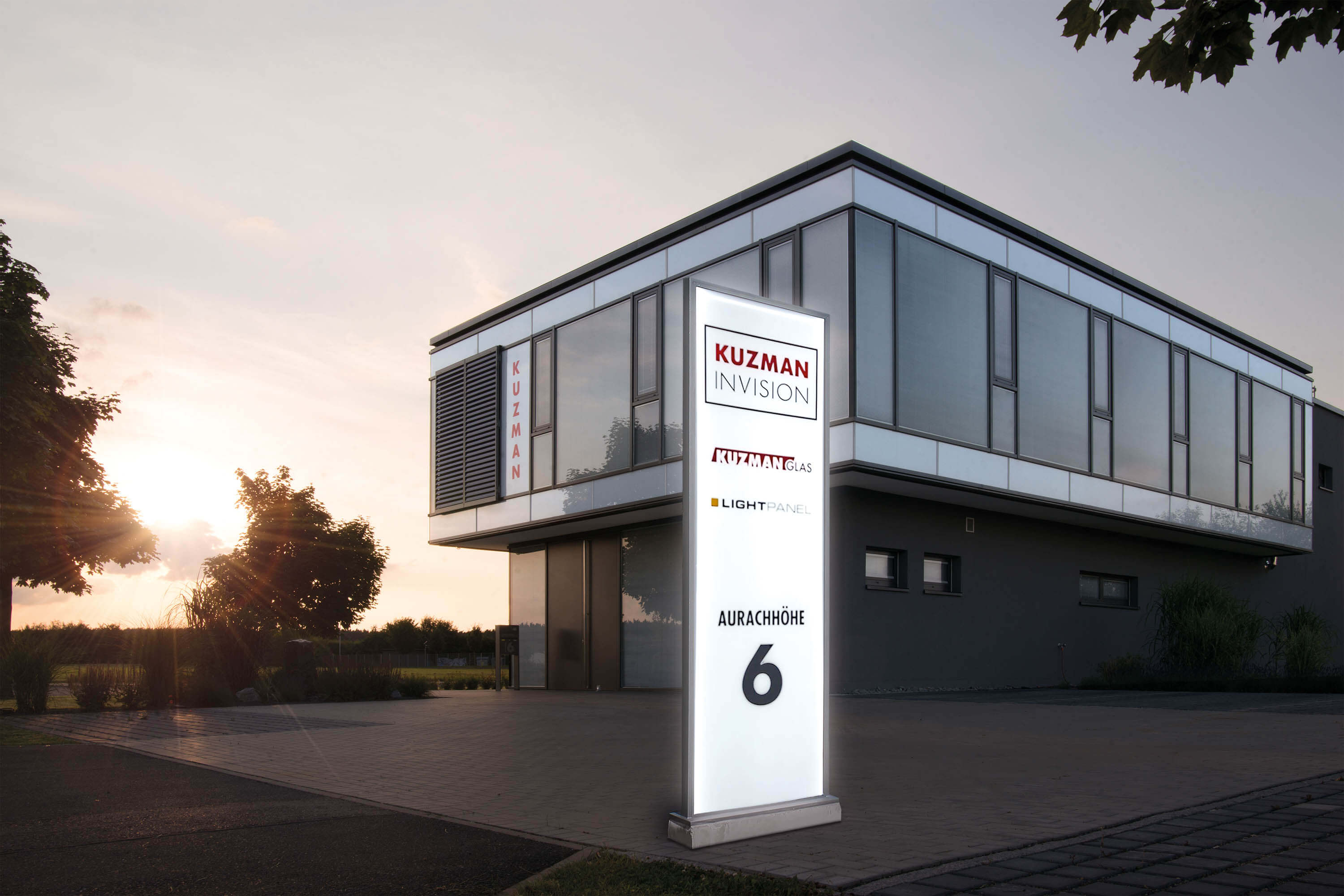 Werbepylone beleuchtet: LED-Firmenschilder aus Glas