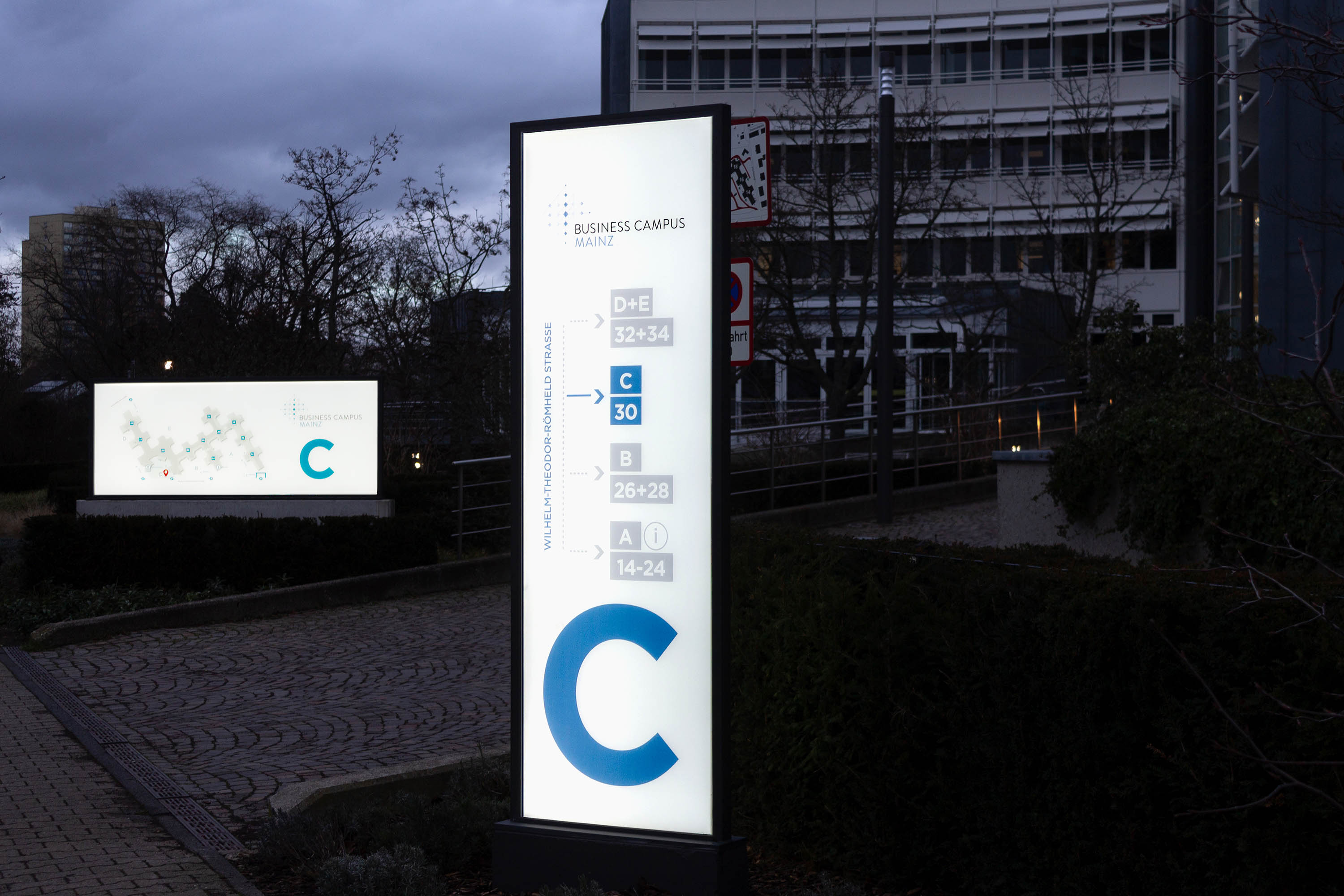 Werbepylone beleuchtet: LED-Firmenschilder aus Glas